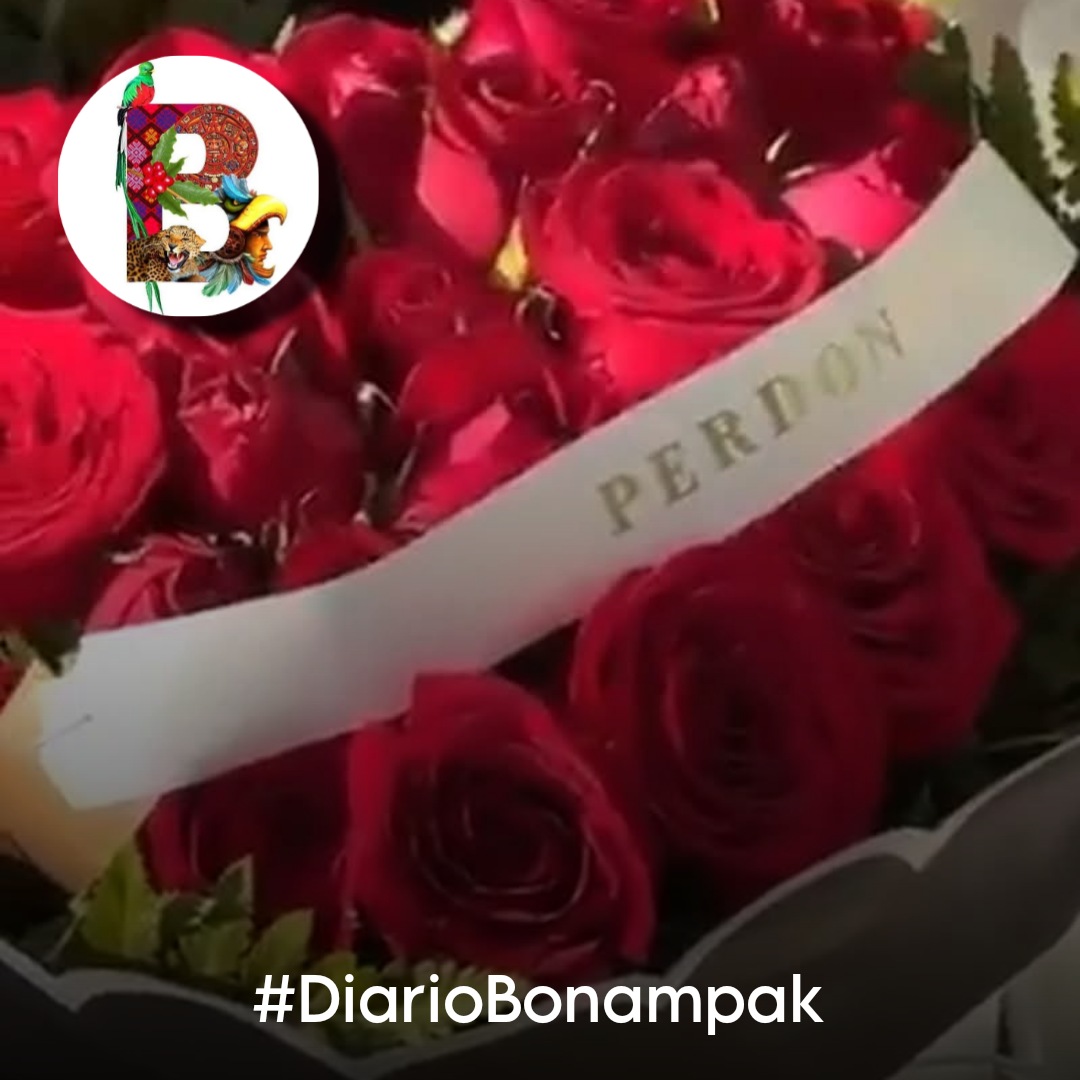 DEJAN UN RAMO DE ROSAS CON EL MEMSAJE "PERDÓN"